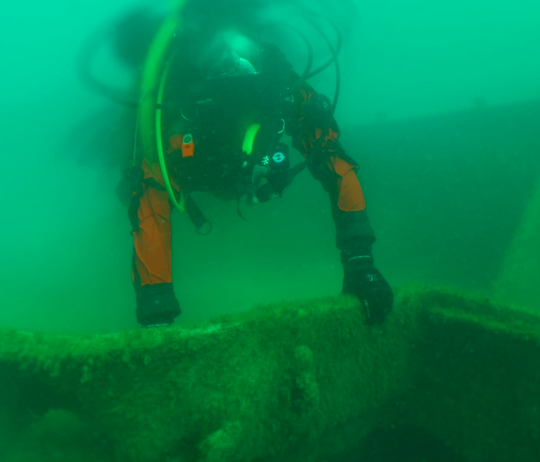 Dive team explores 80-year-old Lake Michigan shipwreck near the sand ...