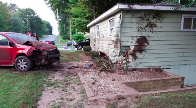 Minivan goes airborne before hitting house | OceanaCountyPress.com
