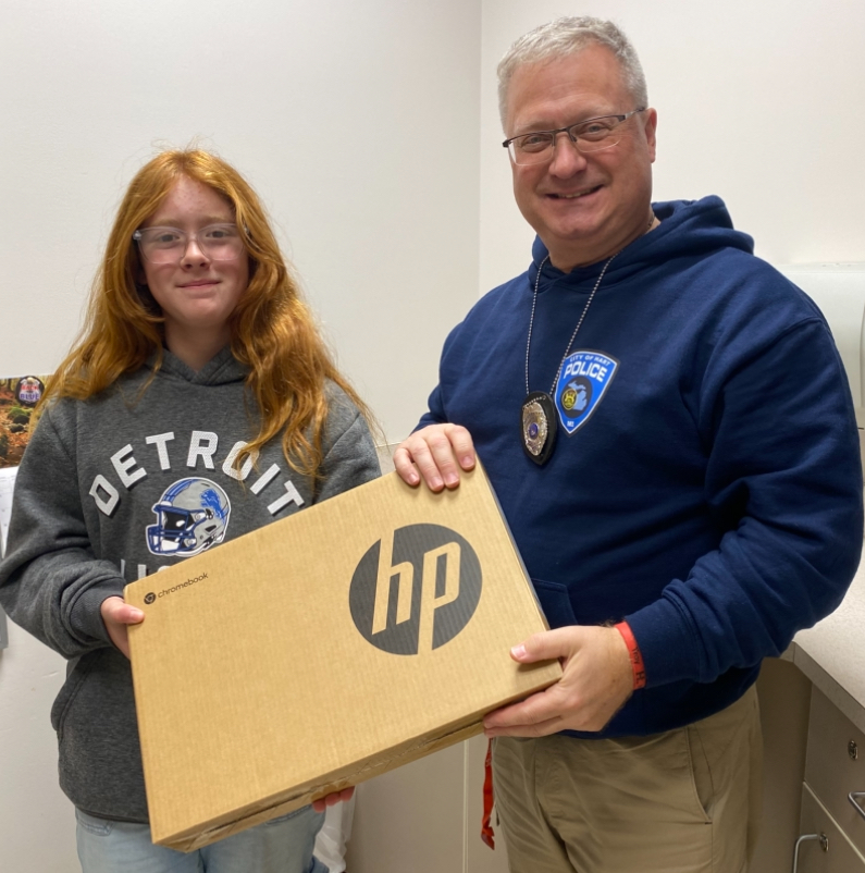 Officer donates laptop to student, replacing one destroyed in fire ...